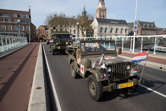 Militaire colonne trekt over Stadsbrug Kampen | Kampen | destentor.nl
