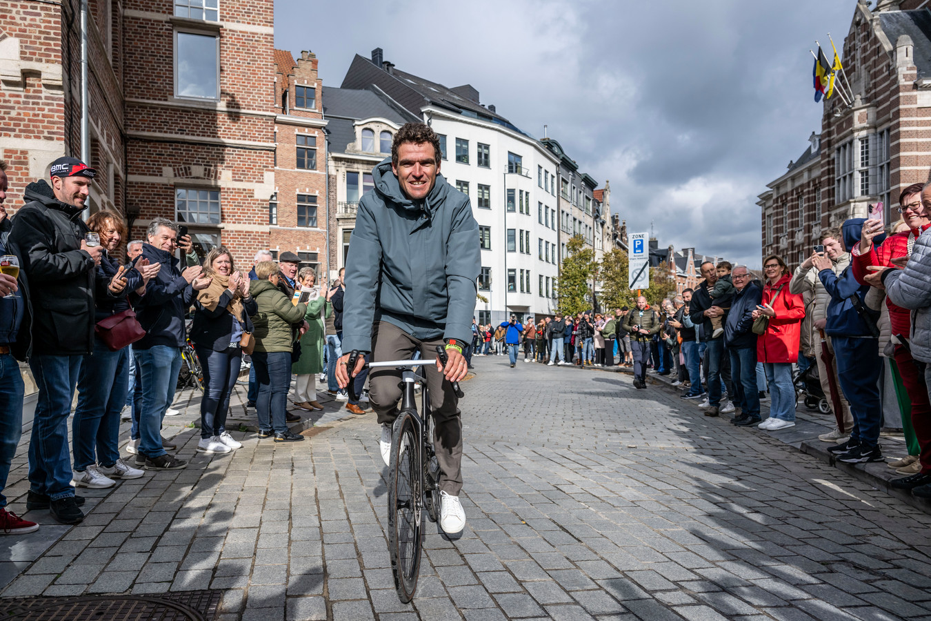 Greg Van Avermaet hangt koersfiets aan de haak na laatste ‘fanride ...