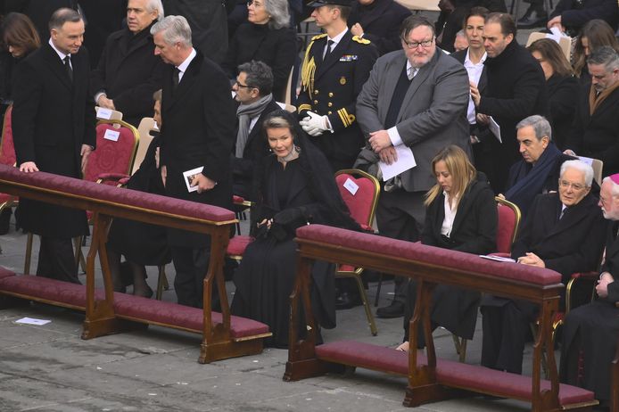 Le roi Philippe et la reine Mathilde font leurs adieux au pape Benoît ...
