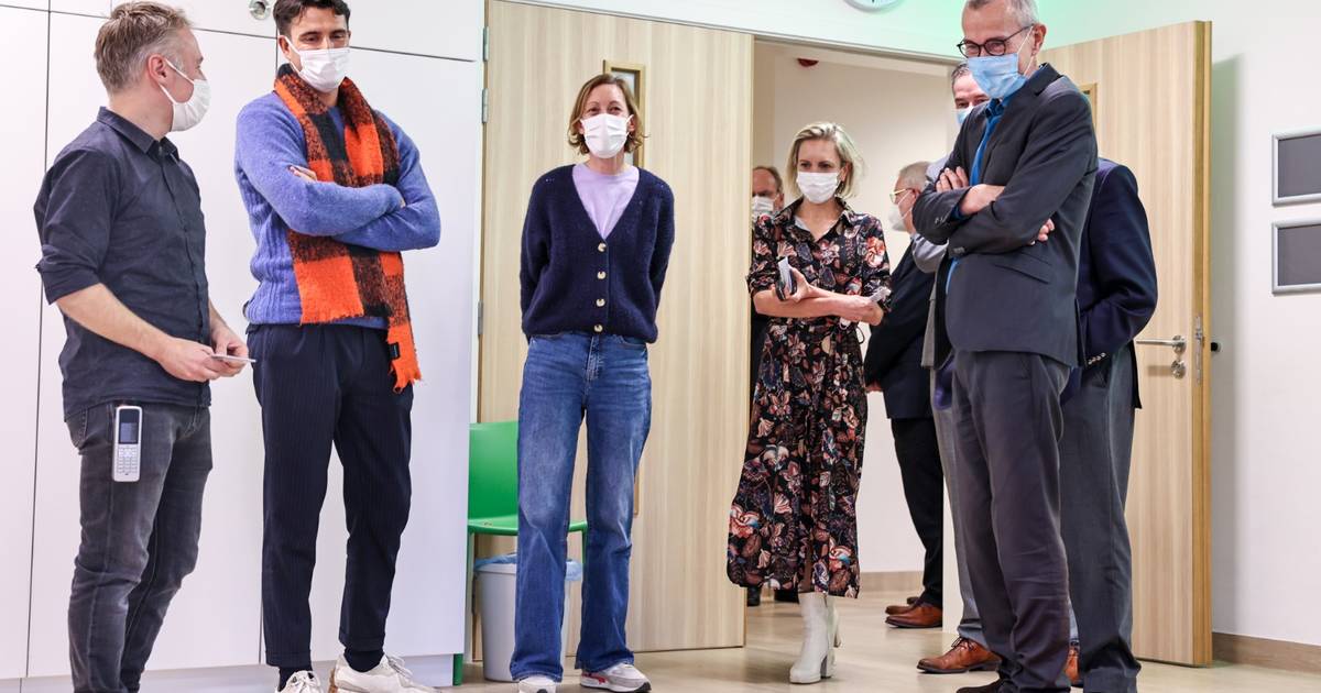 Minister Vandenbroucke en Conner Rousseau krijgen rondleiding in Vitaz-ziekenhuis: “Iedereen ...