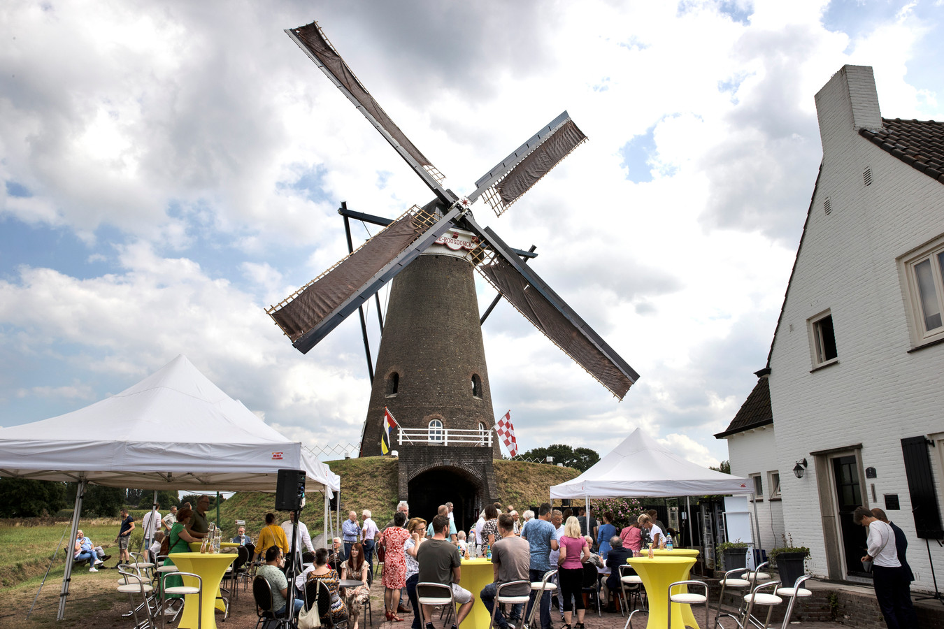 Molen De Roosdonck in Nuenen draait weer in volle glorie | Foto | ed.nl