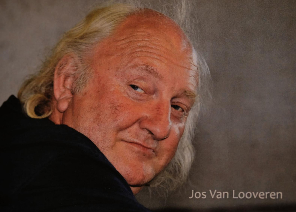 Vrienden en familie nemen afscheid van autohandelaar Jos Van Looveren | Foto | hln.be