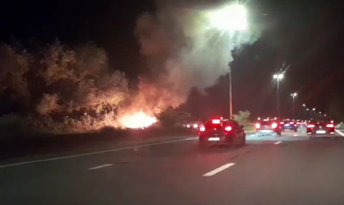 Wagen brandt volledig uit op de pechstrook van de Brusselse Ring | Sint ...