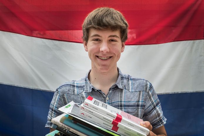 Uitzonderlijk: Tim uit Oeffelt slaagt met zeven keer een 10 en zes keer een 9 op het gymnasium ...