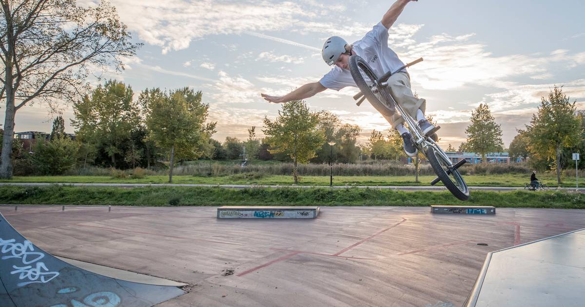 Kimo (22) maakt indruk met gewaagde BMX-stunts: ‘Dit is geen sport voor ...