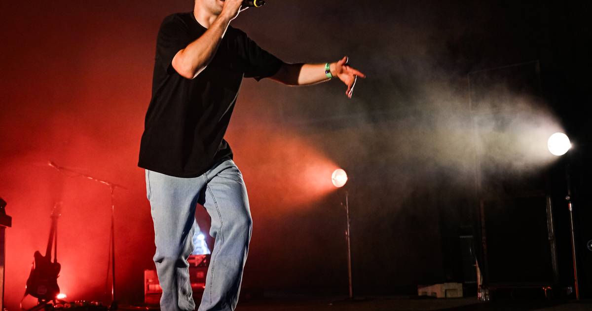 Rapper Brihang verkoopt nieuwe plaat Droomvoeding op maandagmarkt ...
