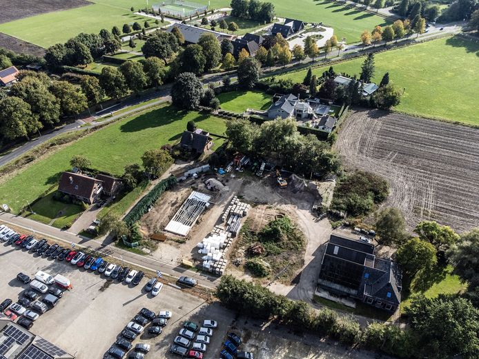 Oude stallen slopen voor een erf vol woningen: ‘Wennen voor boeren ...