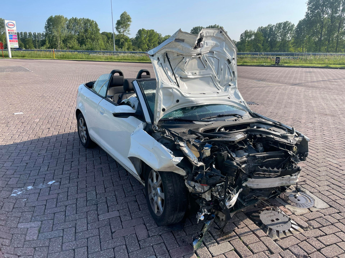 Automobilist rijdt in op stilstaand voertuig bij tankstation, meerdere ...