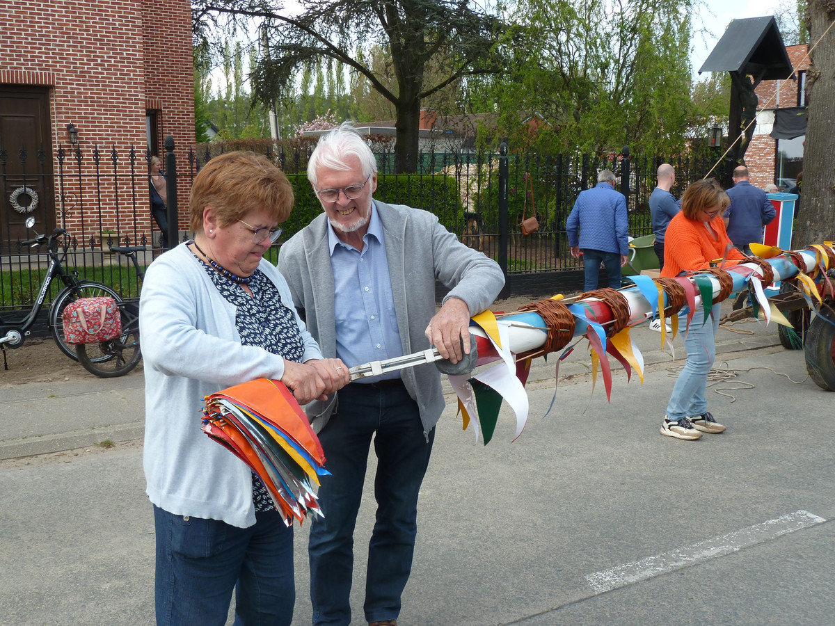 Gilde van het Heilig Kruis plant meiboom | Foto | hln.be