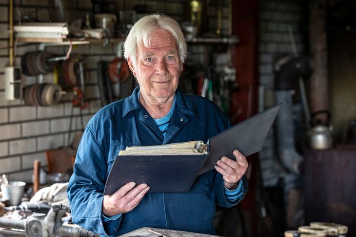 Kunstenaar Berend Seiger bladert door zijn fotoalbum: ‘Mijn ouders ...