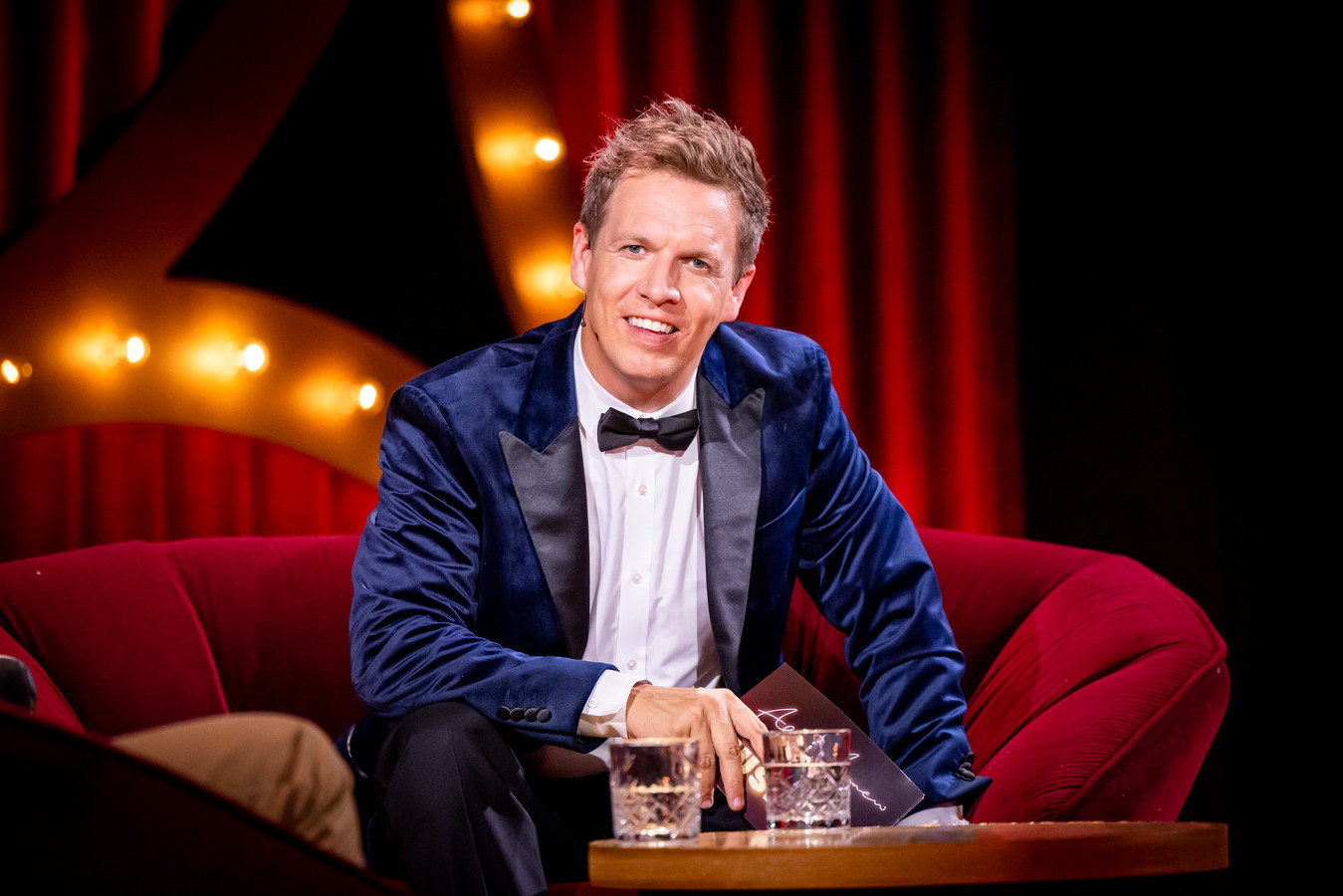 Zo zorgt James Cooke ervoor dat tv-outfits er altijd piekfijn uitzien ...