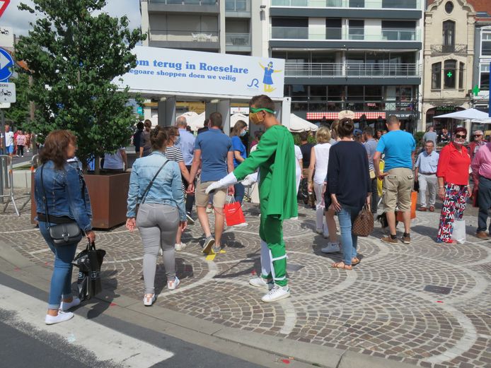 Xavier uit ROX is nu Stan de Afstandsman en houdt mensen op 1,5 meter ...