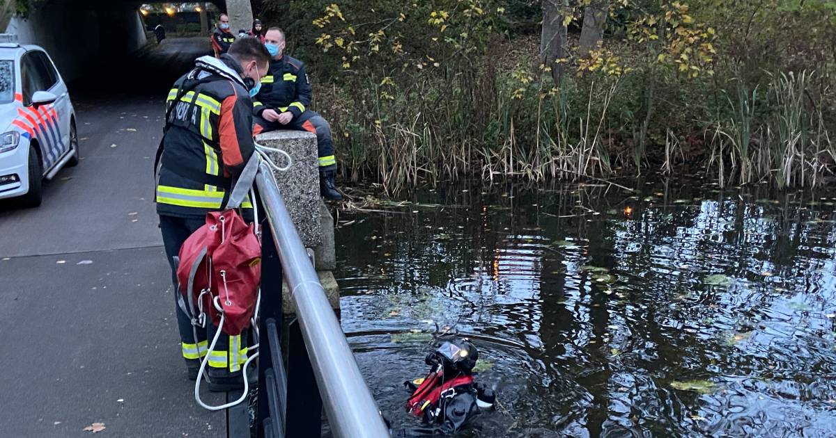 Zoektocht naar verloren politie-portofoon: duikers gaan modderige sloot ...