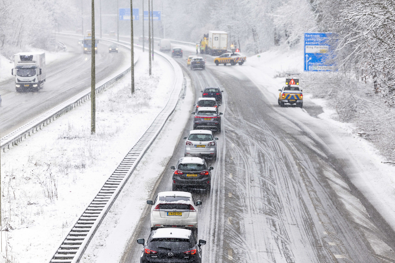 Code geel in hele land door gladheid, Rijkswaterstaat waarschuwt ... Code geel in hele land door gladheid, Rijkswaterstaat waarschuwt ...