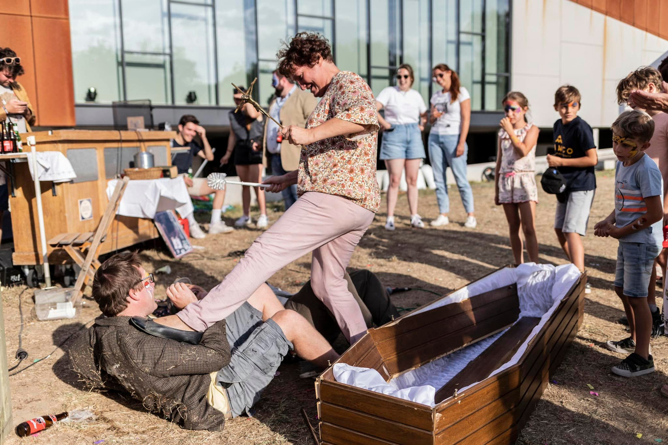 Olijke bende van † Nonkel Herwig mag het terrein van festival Dranouter ...