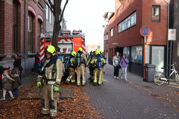Gewapende indringer, brand en 1.400 leerlingen geëvacueerd: politie en ...
