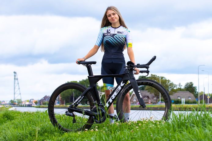 Zoë (18) doet mee aan WK wielrennen en is gek op haar tijdritfiets ...