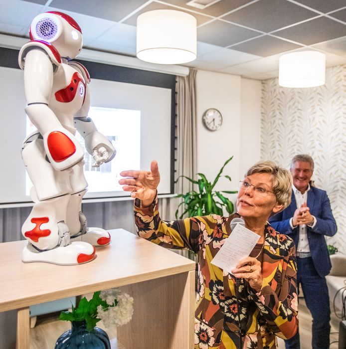 Zingen met Zorra de zorgrobot | Hoeksche Waard | AD.nl