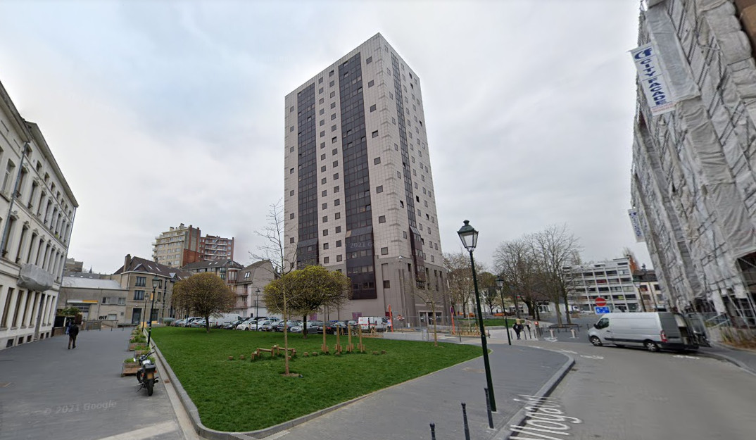 Des policiers tentent d’arrêter des trafiquants de drogue à Saint ...