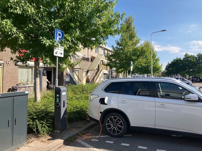 Je (gewone) auto parkeren bij een kapotte laadpaal, mag dat? | Auto | AD.nl