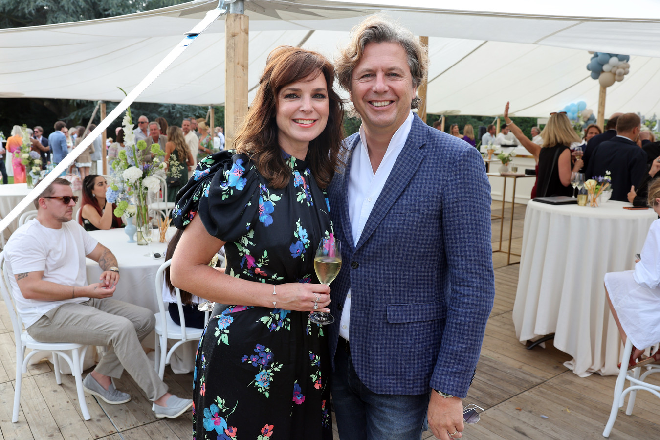 “Niets dan liefde”: indrukwekkend doopfeest voor Tiger Lee, het zoontje ...