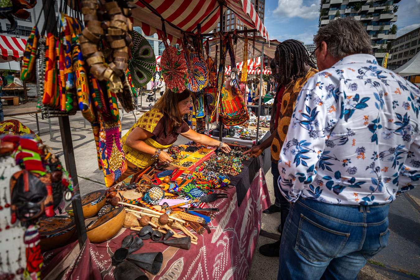 Een, twee, drie, cha cha cha en de heupen gaan los op Alegria Festival! | Foto | AD.nl