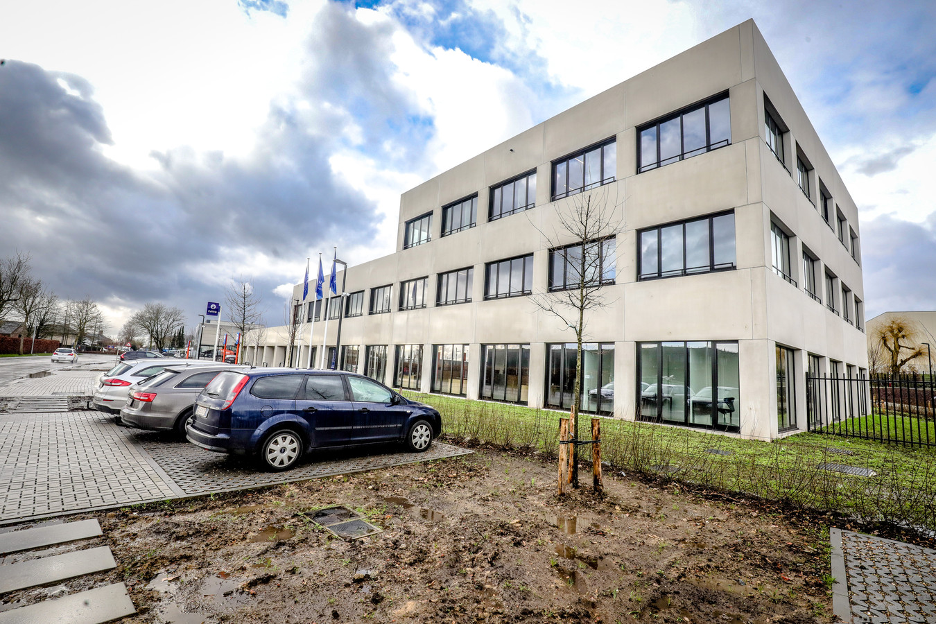 Modern cellencomplex, ruime bureaus en een commandocentrum: politiezone ...