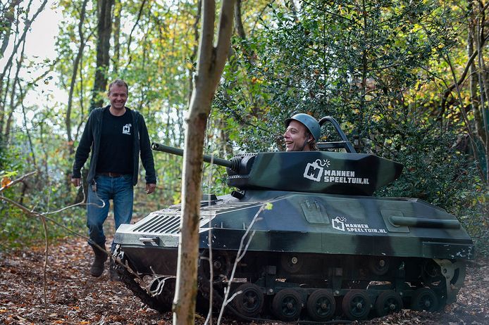 Mini-tank rijden en ijzersmeden: weer even een jongetje in De ...