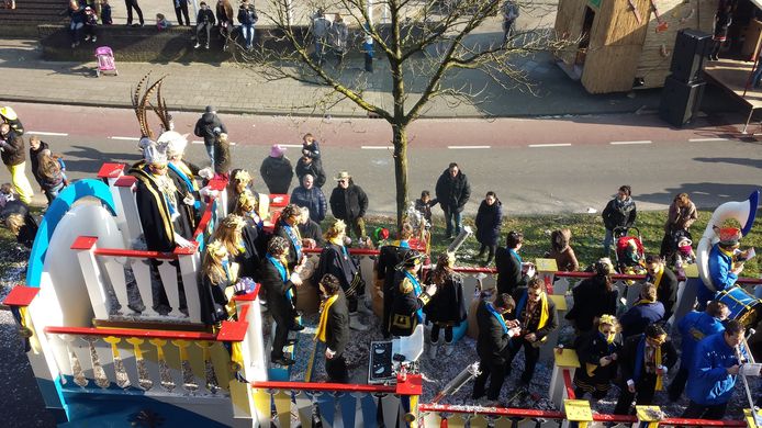 Drukbezochte optocht in zonnig Ossenkoppenrijk (Oss) | Carnaval | bd.nl