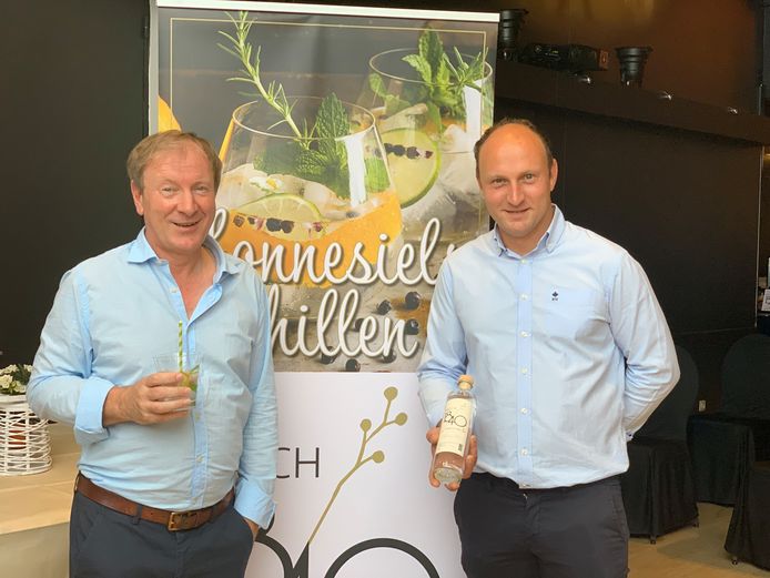 Vader Yves en zoon Kristof van restaurant SudWest brengen eigen gin op ...