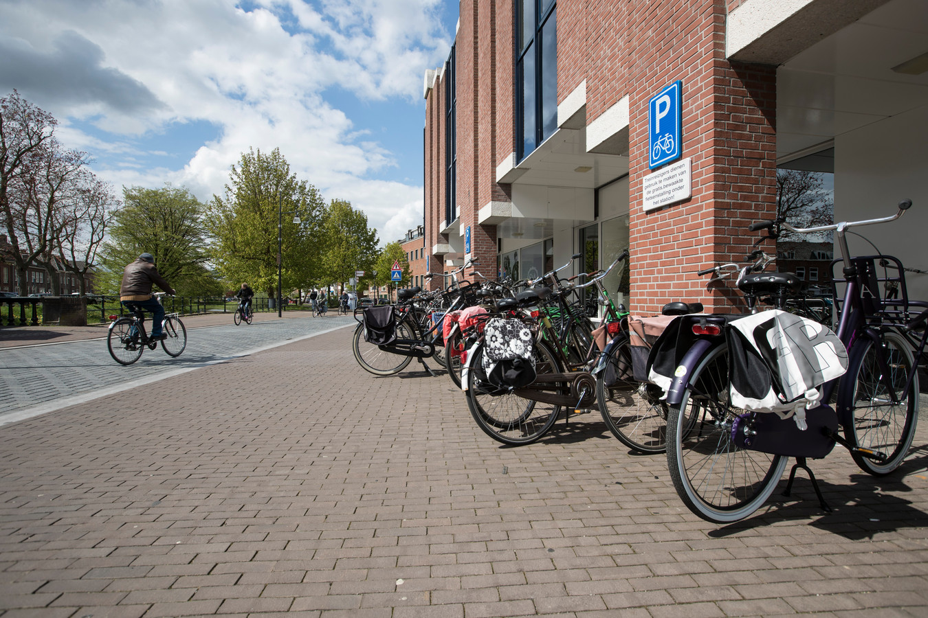 ‘Punaises’ langs de weg om ongelukken met oudere fietsers in centrum ...