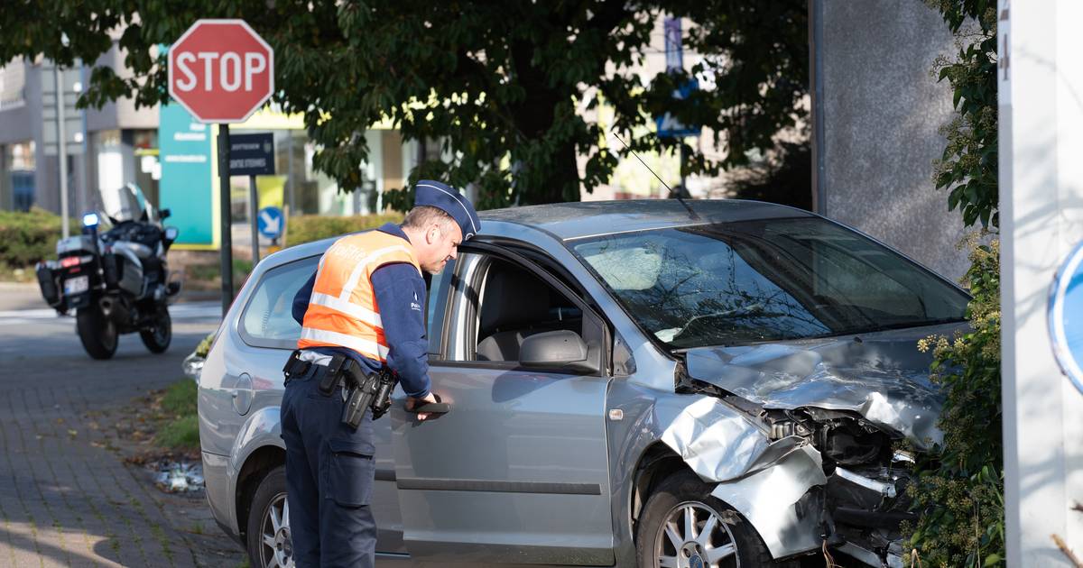 Chauffeur gewond bij ongeval met twee auto’ s op de Buke in Zottegem ...