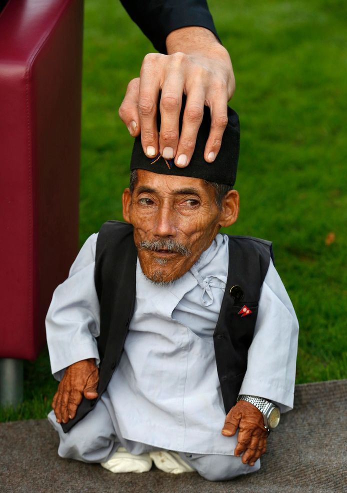 Net geen twee meter verschil: grootste en kleinste man op aarde samen op de foto | Bizar | hln.be