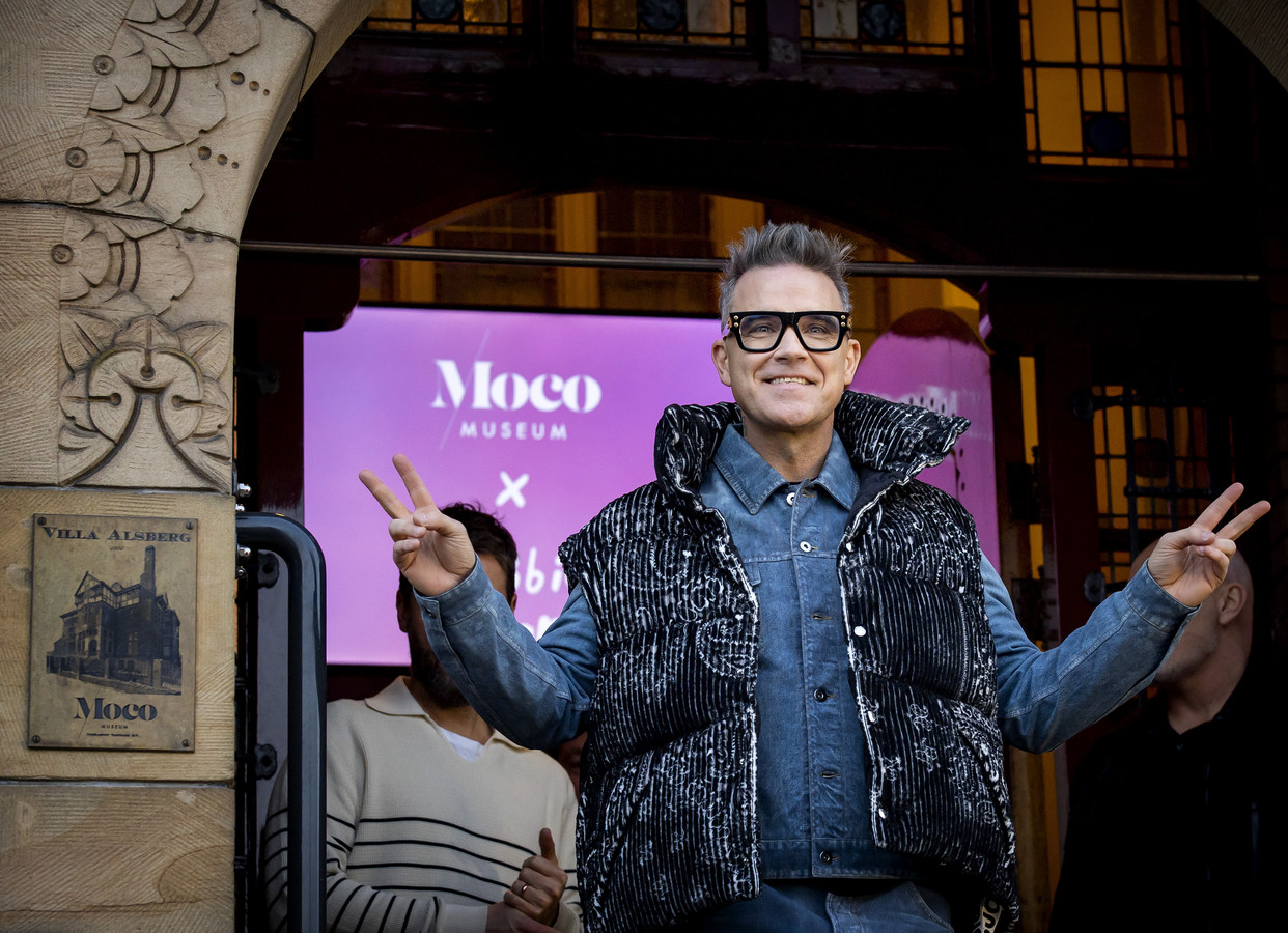 Robbie Williams in Amsterdam als beeldend kunstenaar in Moco Museum: ‘Let’s burn these fuckers ...