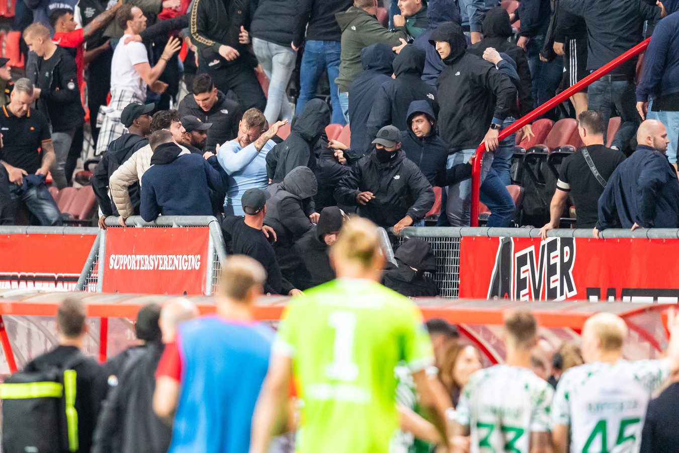 De ‘jacht’ op de Twentse hooligans (en hoe ze het in Alkmaar deden) | Foto | destentor.nl