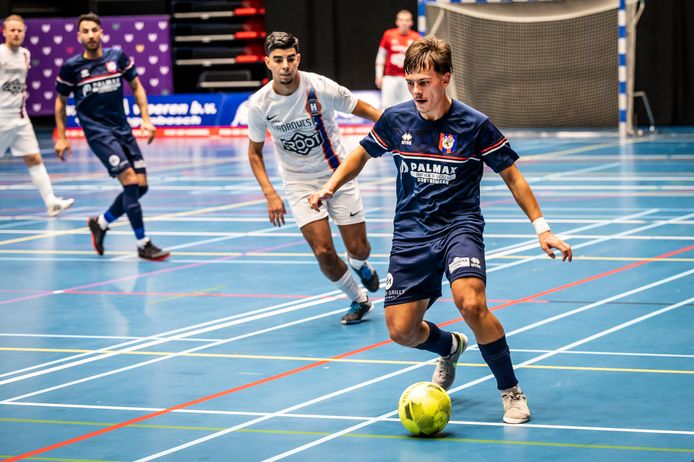 Eindhovens zaalvoetbaltalent Martiello van Veen moet FCK De Hommel naar ...