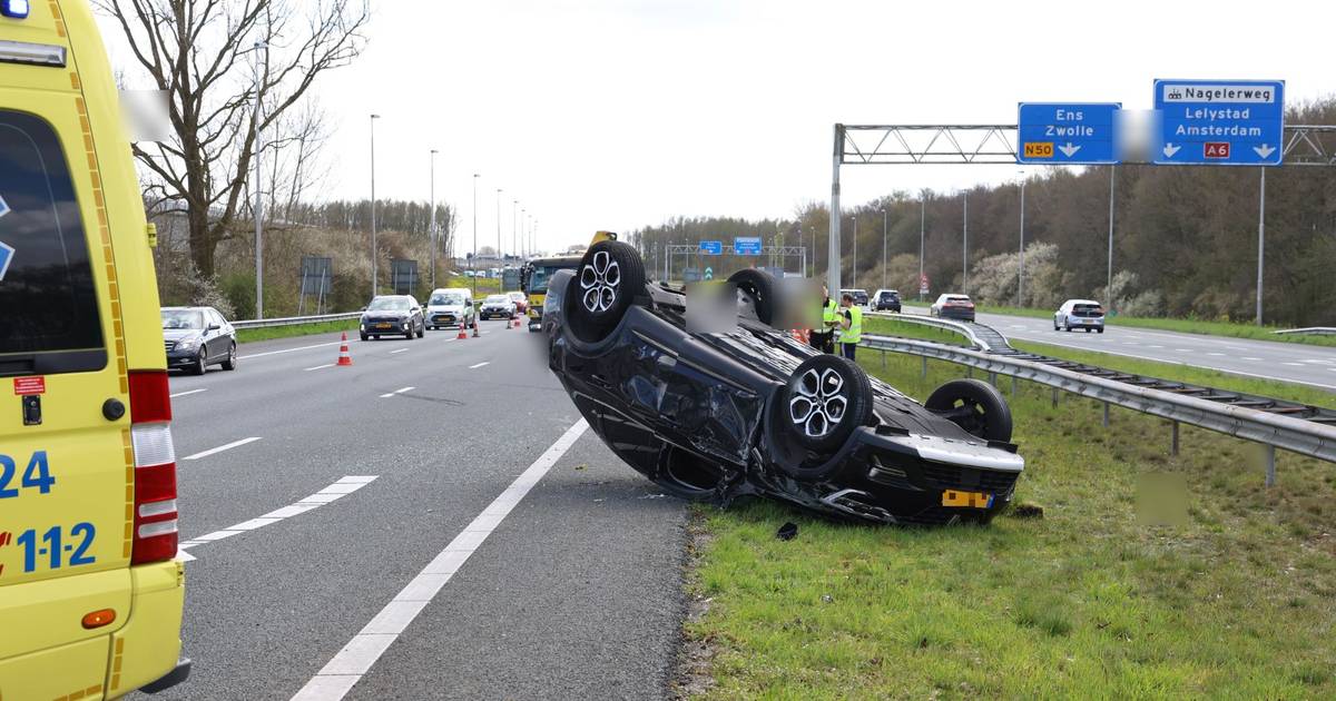 Auto slaat over de kop op A6 bij Emmeloord na botsing met vrachtwagen ...