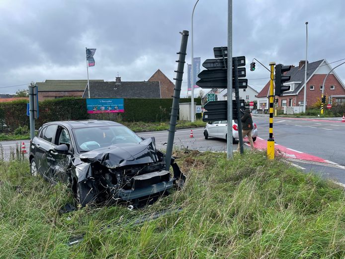 Wagens botsen op kruispunt R8 tussen Kuurne en Kortrijk | Kortrijk | hln.be