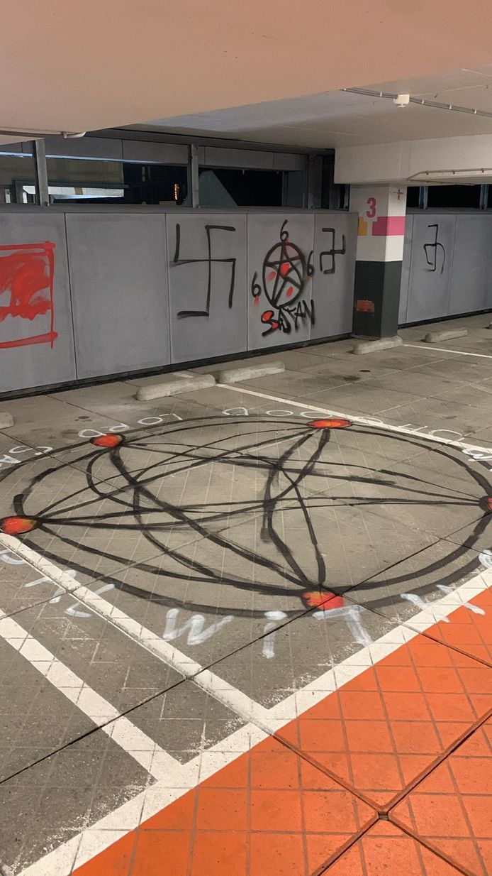 Hakenkruizen in parkeergarage Emmapassage worden 'maandag nog verwijderd’ | Tilburg | AD.nl