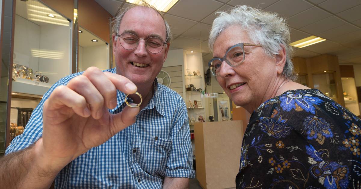 Hans vindt na 38 jaar zijn trouwring terug in eigen tuin: ‘Hij gaat er ...