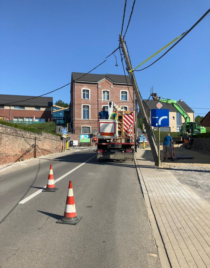 Geknakte verlichtingspaal zorgt voor verkeershinder: omleiding langs ...