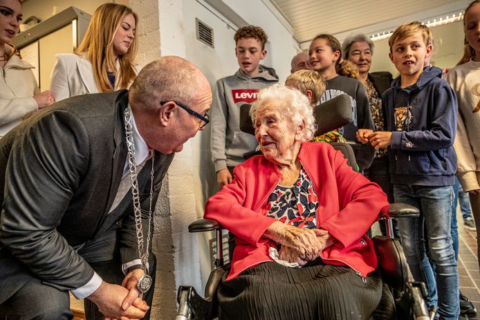 100-jarige Mien Gentenaar-De Visser uit Waalre nog altijd de slimste ...
