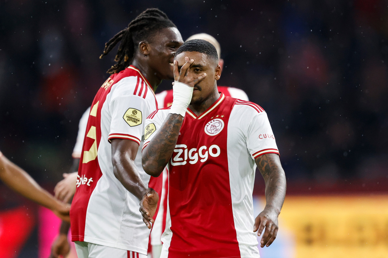 Ajax komt aan kop na ruime zege op Excelsior, Tadic en Brobbey laten ...