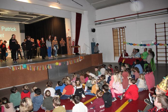 Meester Patrick neemt na carrière van 42 jaar afscheid van Dentergemse ...