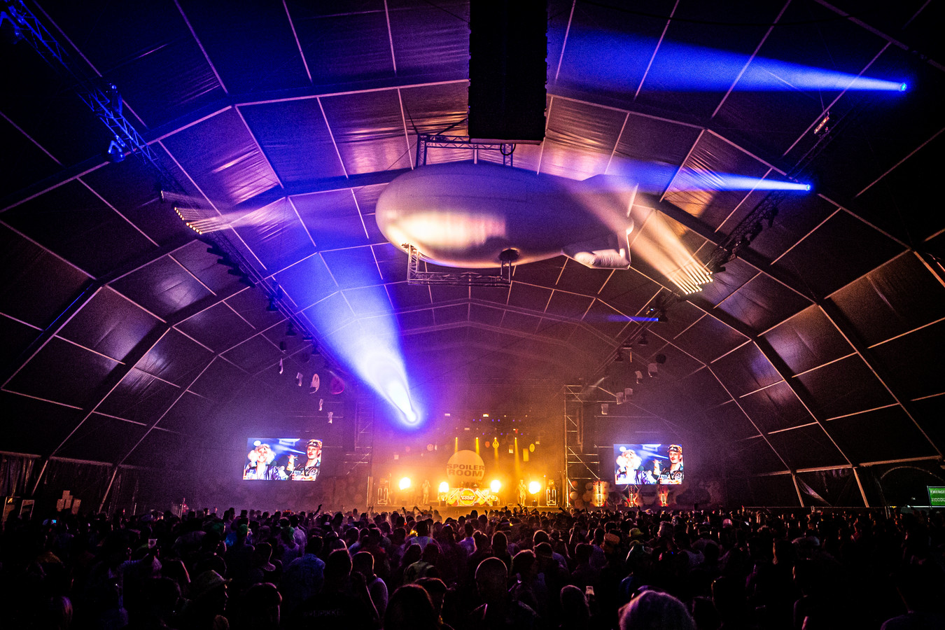 Hot Marijke maakt comeback op Kamping Kitsch Club: “Thema is anti-woke ...