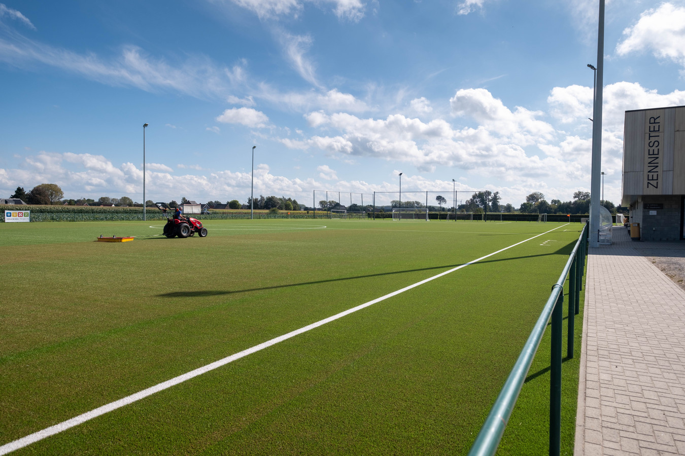 Voetbalclub Zennester Hombeek pakt uit met nieuwe kunstgrasmat: | Foto ...