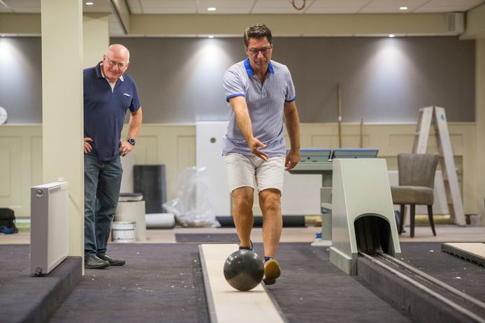 Burgemeester Van Oostrum rolt eerste kegelbal in De Kelder | Achterhoek ...