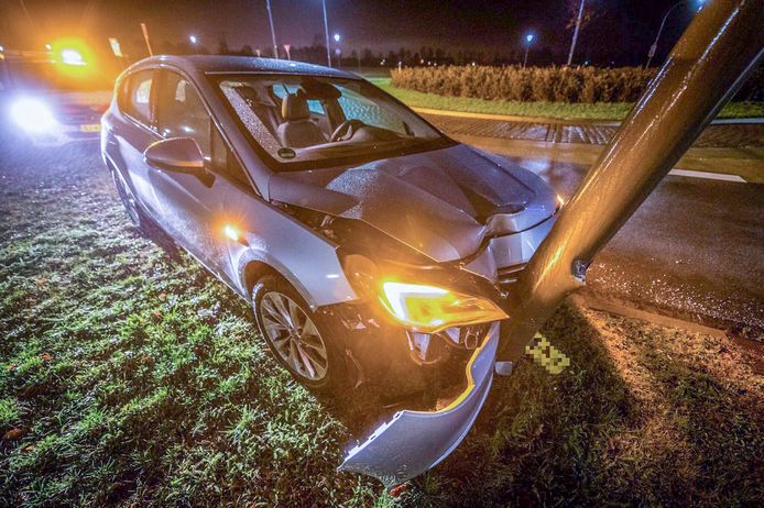 Man valt in slaap achter het stuur en botst op lantaarnpaal in Nuenen | Geldrop-Mierlo, Nuenen ...