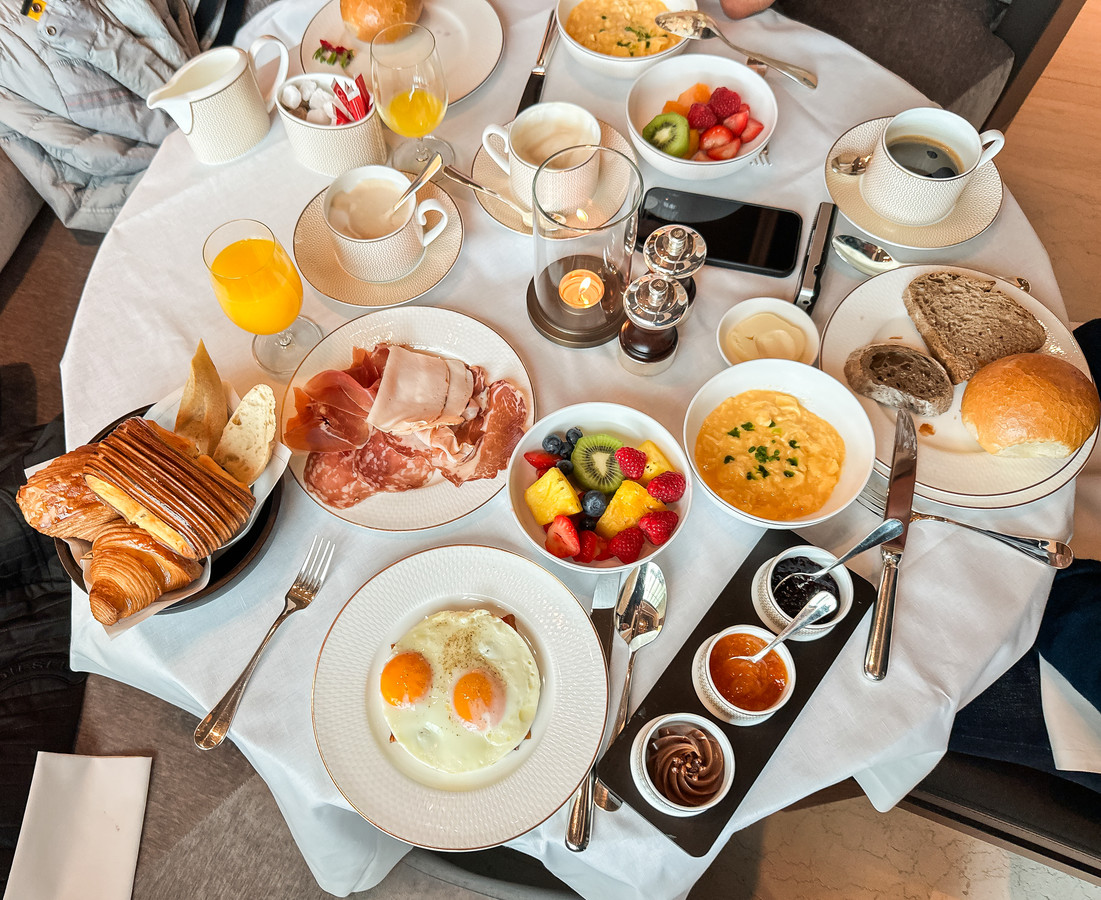 Luc Bellings proeft luxe-ontbijten aan de kust en geeft één perfecte 10 ...