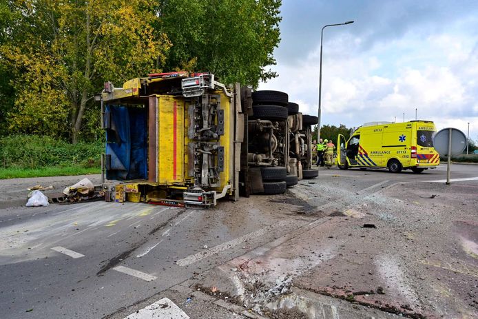 Vuilniswagen kantelt op rotonde: drie gewonden | Binnenland | destentor.nl